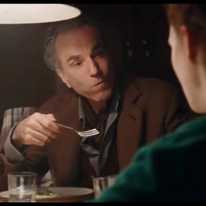 [Baiser du Vendredi] 💋 "Kiss me girl before I'm sick" Daniel Day-Lewis et Vicky Krieps plutôt du genre "toxiques" dans PHANTOM THREAD. À l'occasion de la sortie de LICORICE PIZZA, nous consacrons un cycle à P.T Anderson avec THE MASTER, INHERENT VICE et THERE WILL BE BLOOD (35mm). Vous pouvez l'accompagner de la lecture du très bon dossier de La Septième Obsession consacré au réalisateur ce mois-ci ! | Paris Cinéma Club