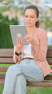 Gelegentliche Geschäftsfrau mit Verlust auf Tablet: Stockvideos & Filmmaterial (100 % lizenzfrei) 3928328919 | Shutterstock