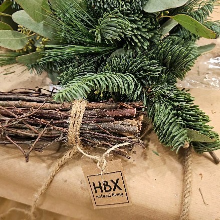 ⭐ The Results ⭐ • We werkte vandaag met een ondergrond van @hbxnaturalliving We maakten hier een mooie groene deurversiering aan vast deze werkte we af met mooie lichtjes verweven in touw. De prachtige groen materialen werden geleverd door @bensbloemenservice • #hbx #decembermaand #workshop #results #gezelligheid #creatief #rotterdam #oogziekenhuis #teamuitje #bijaafke #nobilis #pinus #kiefer #eucalyptus #populus #handgemaakt #handmade | Bij Aafke