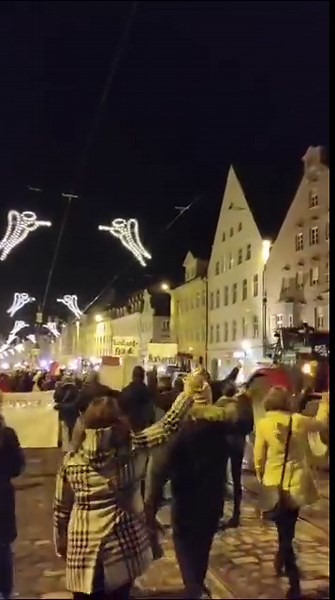 235K views · 6.5K reactions | Unfassbare Stimmung zwischen den Bauern und den Verbrauchern! ❤️❤️殺殺380 Traktoren, 276 LKW's und 10.000 Menschen wurden gezählt. 8,6 km Schlange! Augsburg steht komplett und alle sind begeistert !!❤️ Wir freuen uns auf den 08.01.❤️❤️❤️ | Bauern Informieren | Facebook
