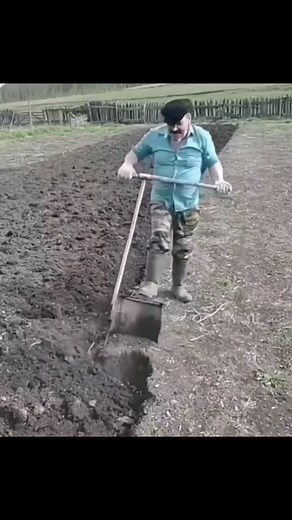 Homemade manual spade #spade #homemade #diy #agricultura #farm #goodjob #ingenious_tv | Murphy Novak